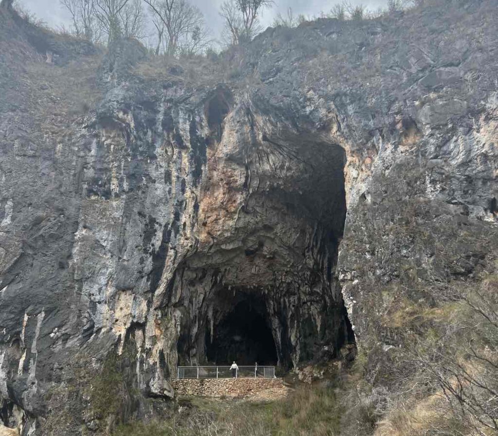 Visit Yarrangobilly Caves and Thermal Pool in NSW - Mumpack Travel